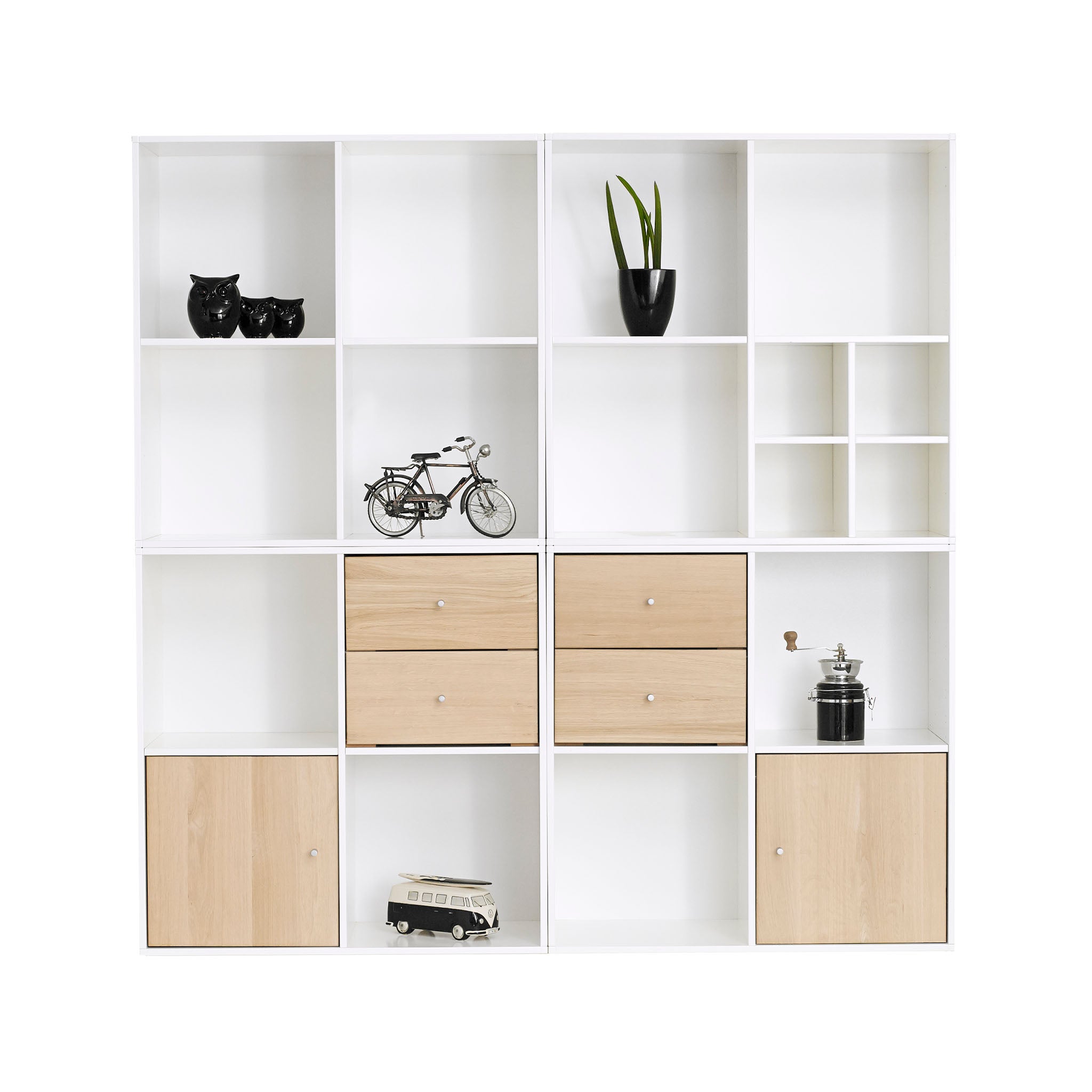 Square Classic | Hvid reol med detaljer i hvidolieret eg – Hjemme Hos